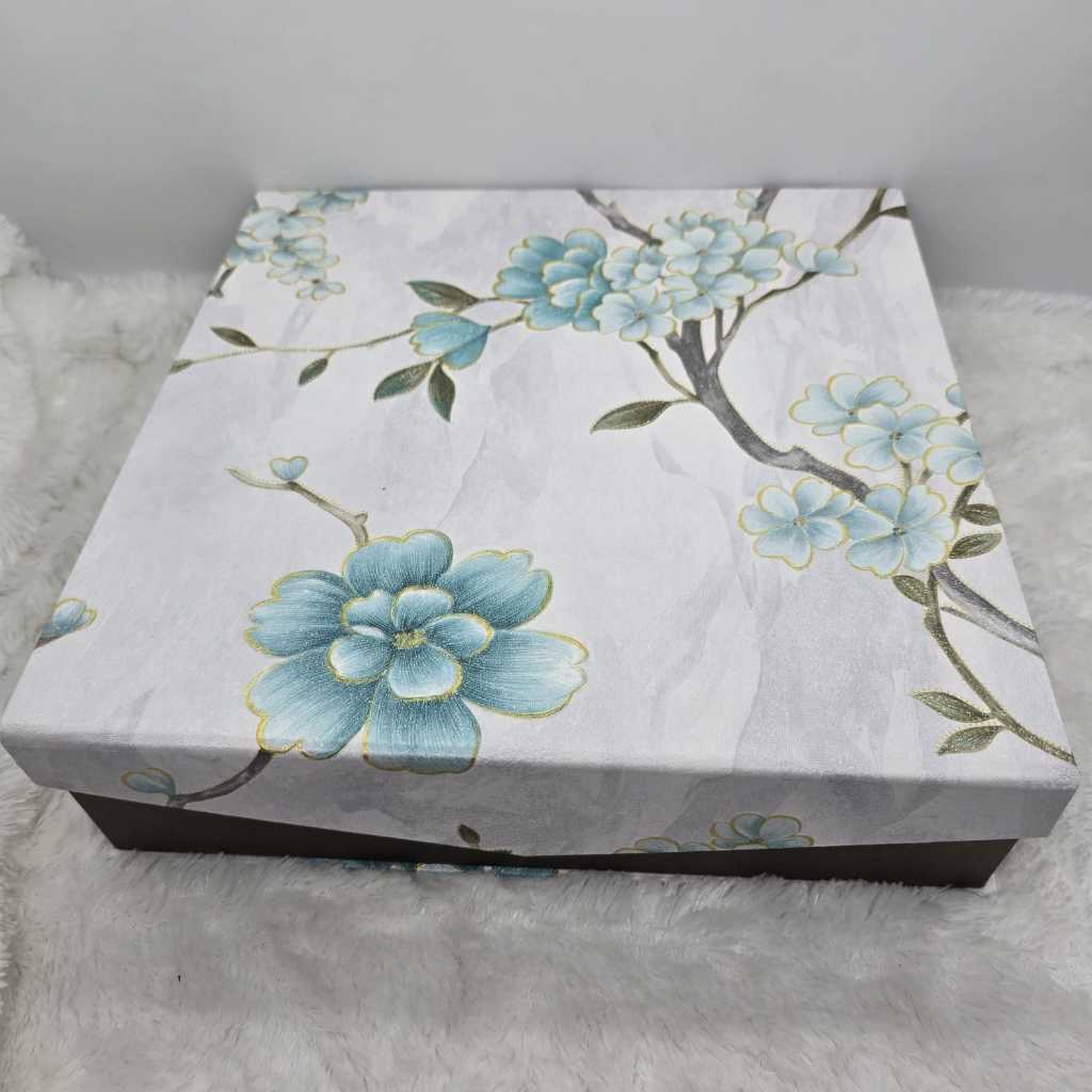 Jual Box magnet dasi 30x30x8cm / kotak kue kering hardbox / hamper ...