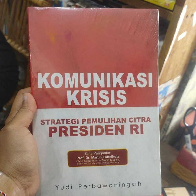 Jual KOMUNIKASI KRISIS Strategi Pemulihan Citra Presiden RI | Shopee ...