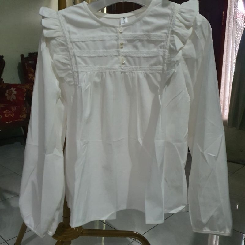 Jual Atasan putih renda lengan panjang aksen lipit2 kanan kiri | Shopee ...