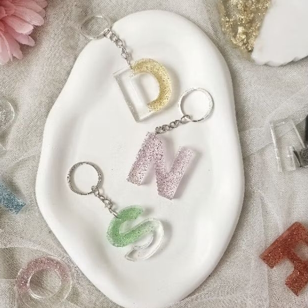 Jual gantungan kunci resin glitter - gantungan kunci alphabet custom ...