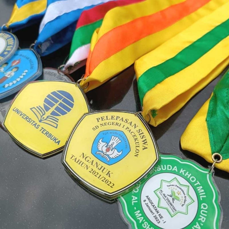 Jual Medali Wisuda Custom / Medali Akrilik Resin/Medali Kelulusan | Shopee Indonesia