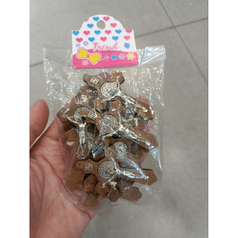 Jual Liontin Kayu Salib Benediktus Kayu Lancip 6cm K6/50 - Liontin ...