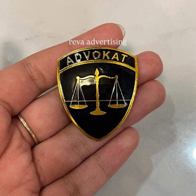 Jual pin dada advokat neraca/timbangan hukum full hitam magnet | Shopee ...