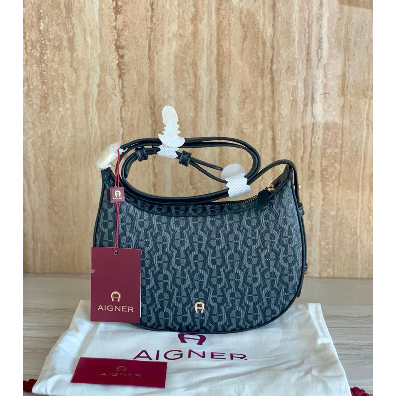 Jual Leah Icon Pochette Small, Sign Black (Include DB ORI) | Shopee ...