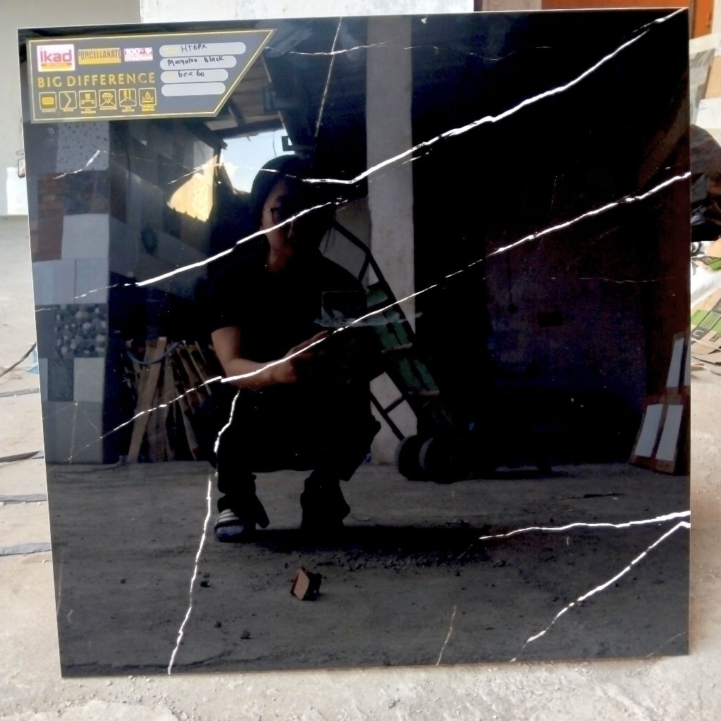 Jual GRANIT 60x60 MOTIF MARMER BLACK SALUR PUTIH GLOSSY | Shopee Indonesia