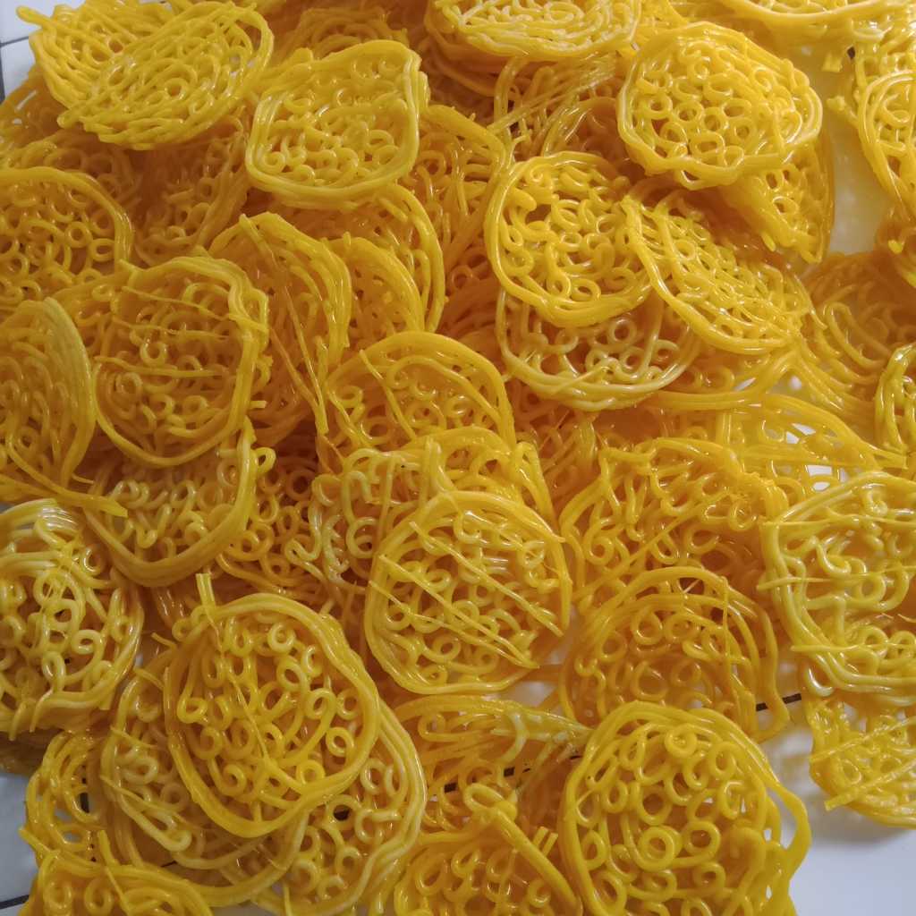 Jual kerupuk mie kuning mentah 1000gr | cipluk | asinan | pecel ...