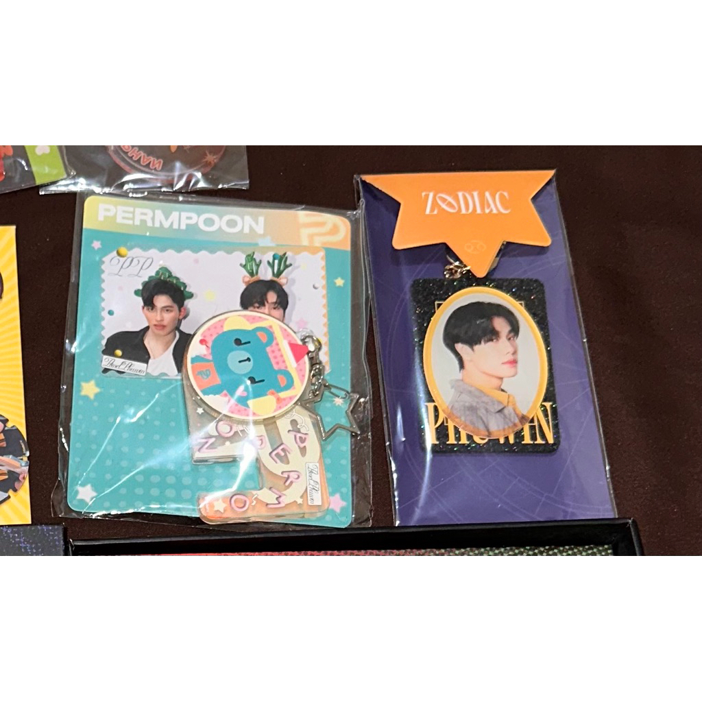Jual Acrylic keychain phuwin gmmtv phone holder permpoon photocard ...