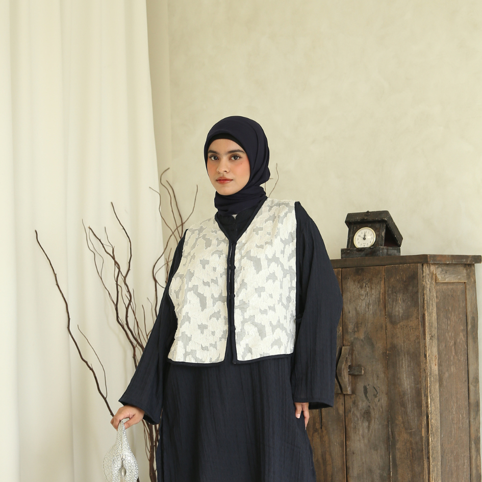 Jual Astas Clover Vest Embossed White-blue S-M & M-L (RAYA 2025) | Shopee Indonesia