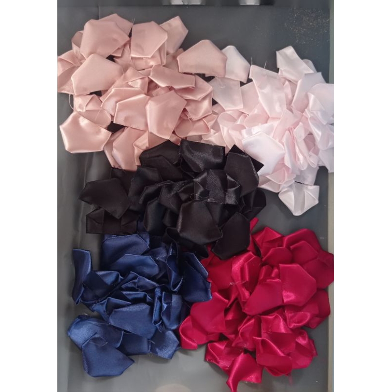 Jual kelopak bunga mawar dari pita satin isi 50,(belum di rangkai ...