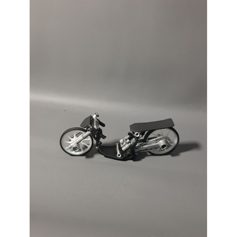 Jual MINIATUR MOTOR DRAG POLOSAN VERSI HITAM PUTIH | Shopee Indonesia