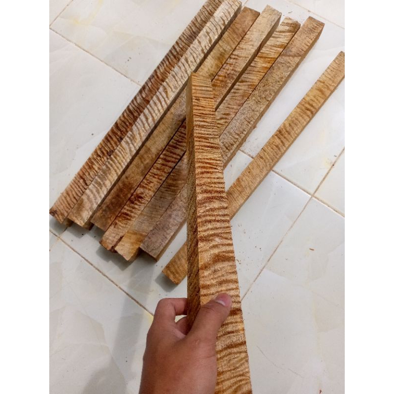 Jual kayu curly atau keriting mangga ukuran 4x4x45cm | Shopee Indonesia