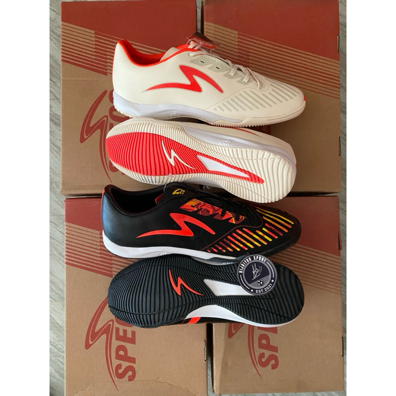 Jual SEPATU FUTSAL SPECS SWERVO HYDRA PRO IN WHITE BLACK 100% Original ...