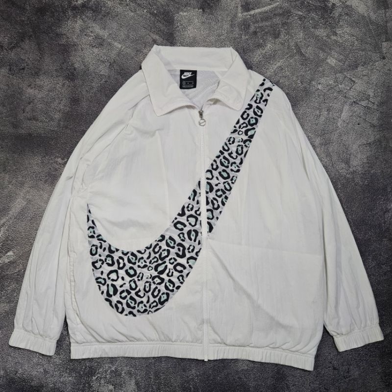 Jual Windbreaker Nike Big Swoosh Animal Leopard | Shopee Indonesia