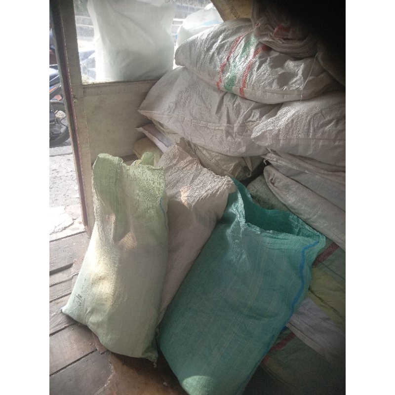 Jual karung bekas 40kg warna campur untuk puing,sampah,perkantong ...