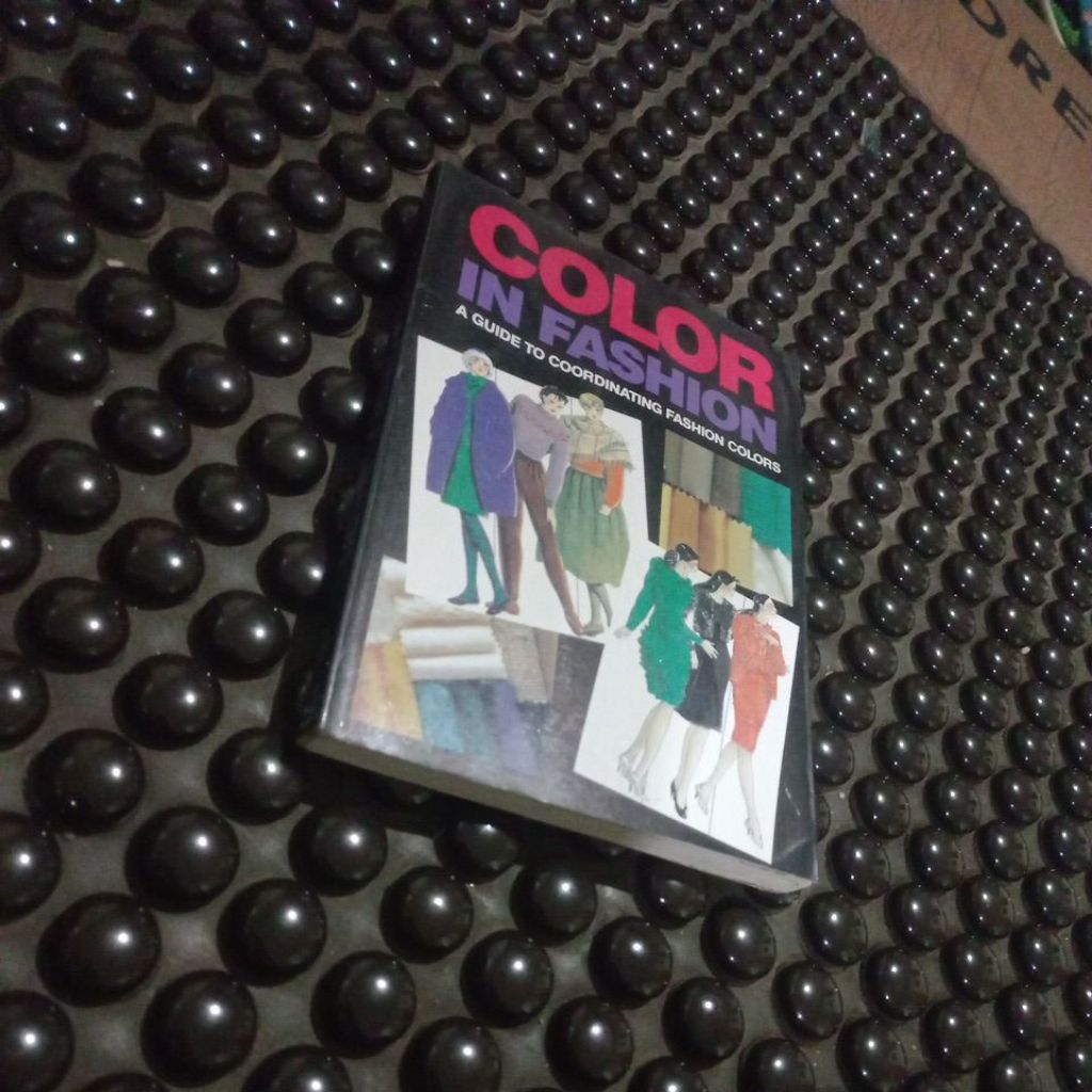 Jual Buku Color in Fashion a guide to coordinating fashion colors ...