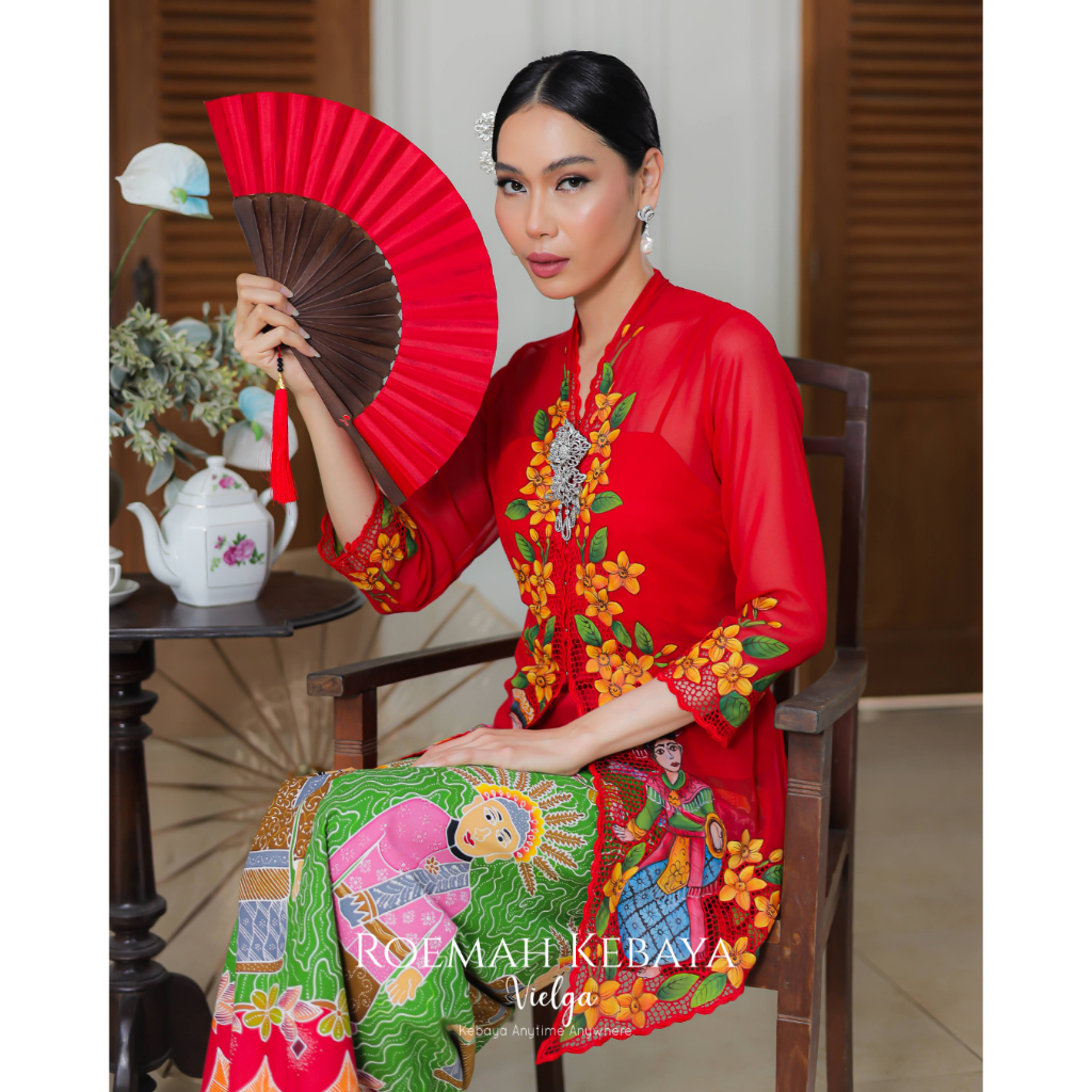 Jual Kebaya Panjang Modern Merah Dengan Lukisan Motif Batavian di ...