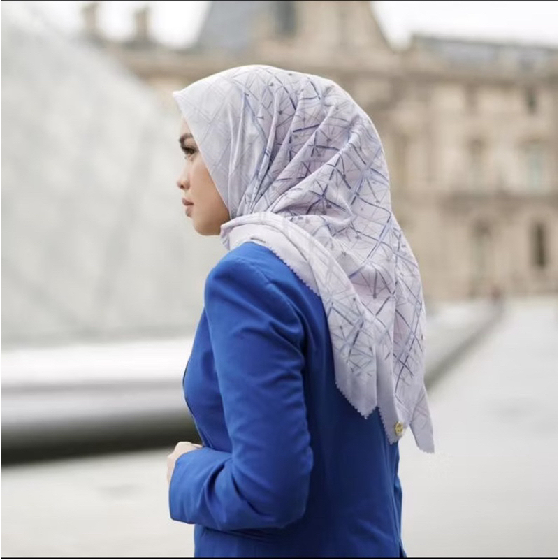 Jual Buttonscarves - Louvre Series Square Daisy (New with tag) | Shopee ...