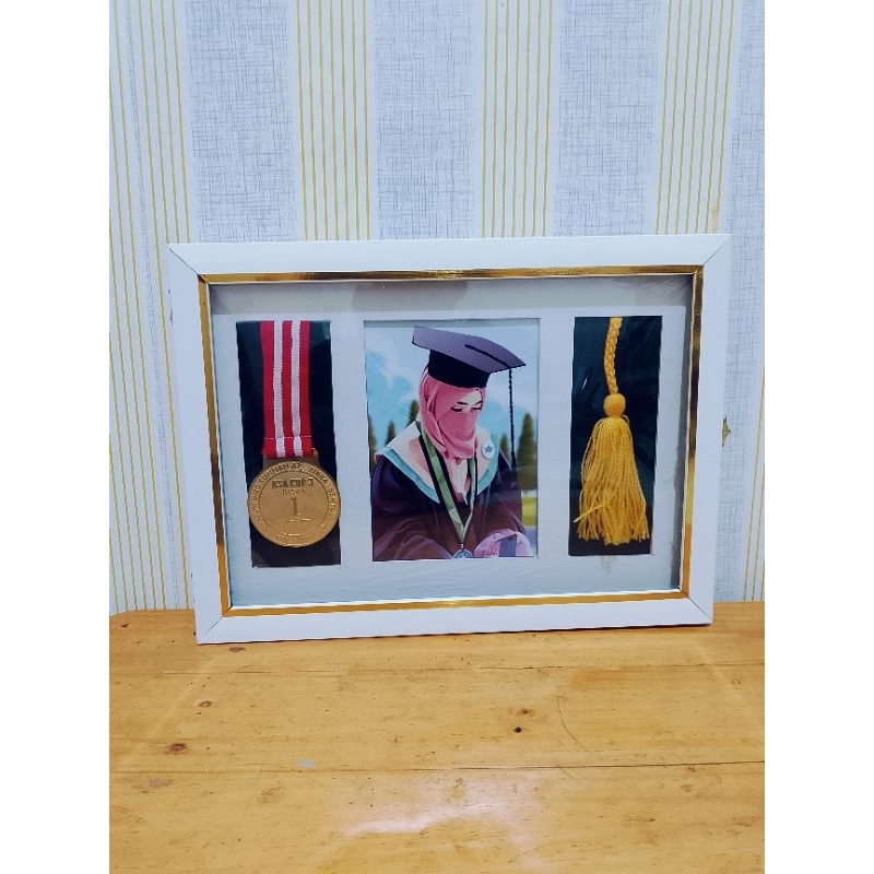 Jual Frame Bingkai Medali Wisuda Foto Dan Toga Tassel | Shopee Indonesia