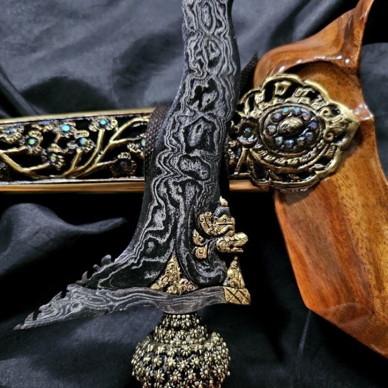 Jual Keris Nogo Siluman Luk 11 Kinatah Sepuh Emas Pamor Uler Lulut ...
