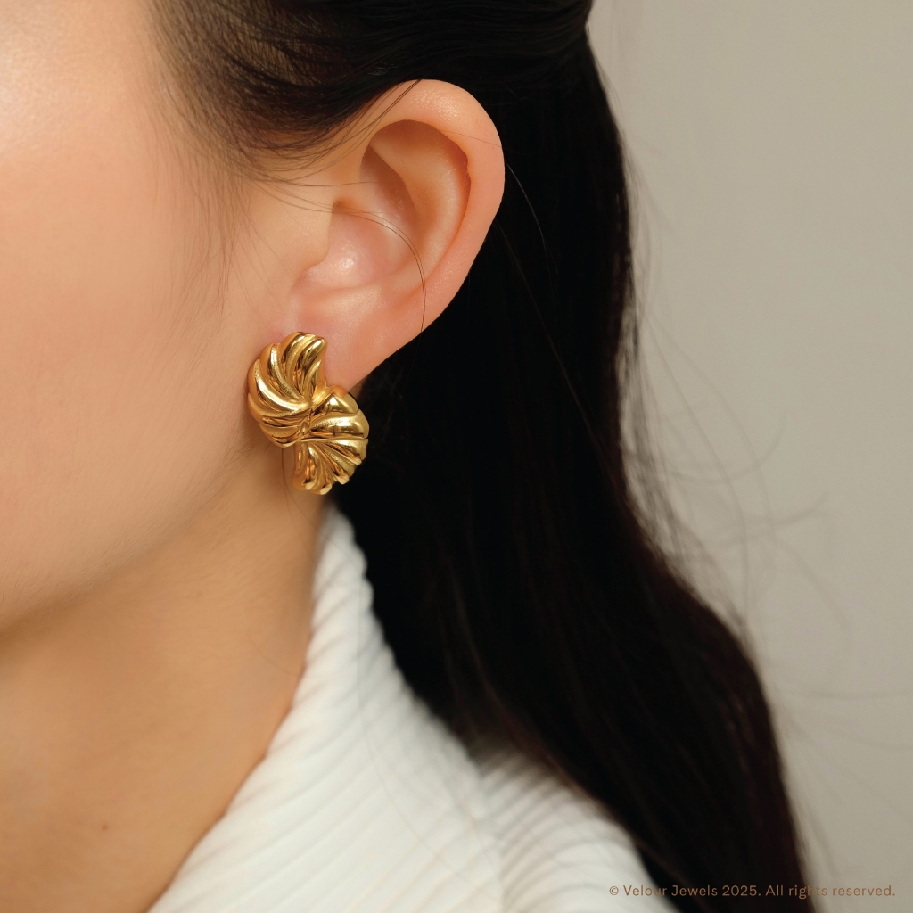 Jual Solene Curve Stud Earrings — 18K Gold Plated Stainless Steel ...