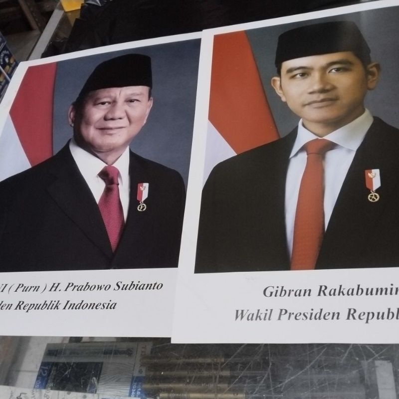 Jual (ISI 1 SET) POSTER PRESIDEN PRABOWO & WAPRES GIBRAN UKURAN 24CM X ...