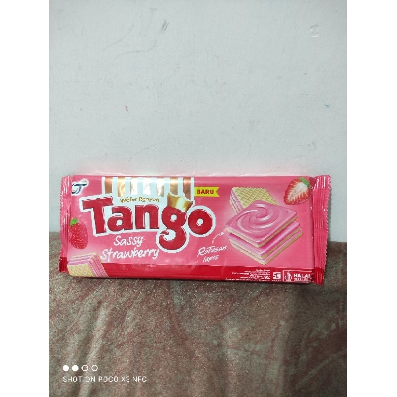 Jual wafer tango 110 gram (strawberry) | Shopee Indonesia