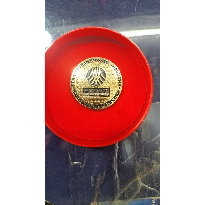 Jual pin PERADI bulat ecing sepuh emas terbaru | Shopee Indonesia