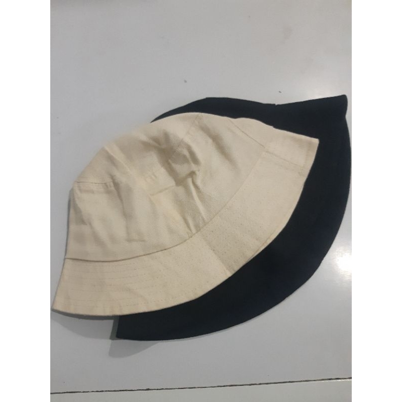 Jual Paket 2pcs Topi Bucket Warna Cream dan Hitam Bekas Second Preloved ...