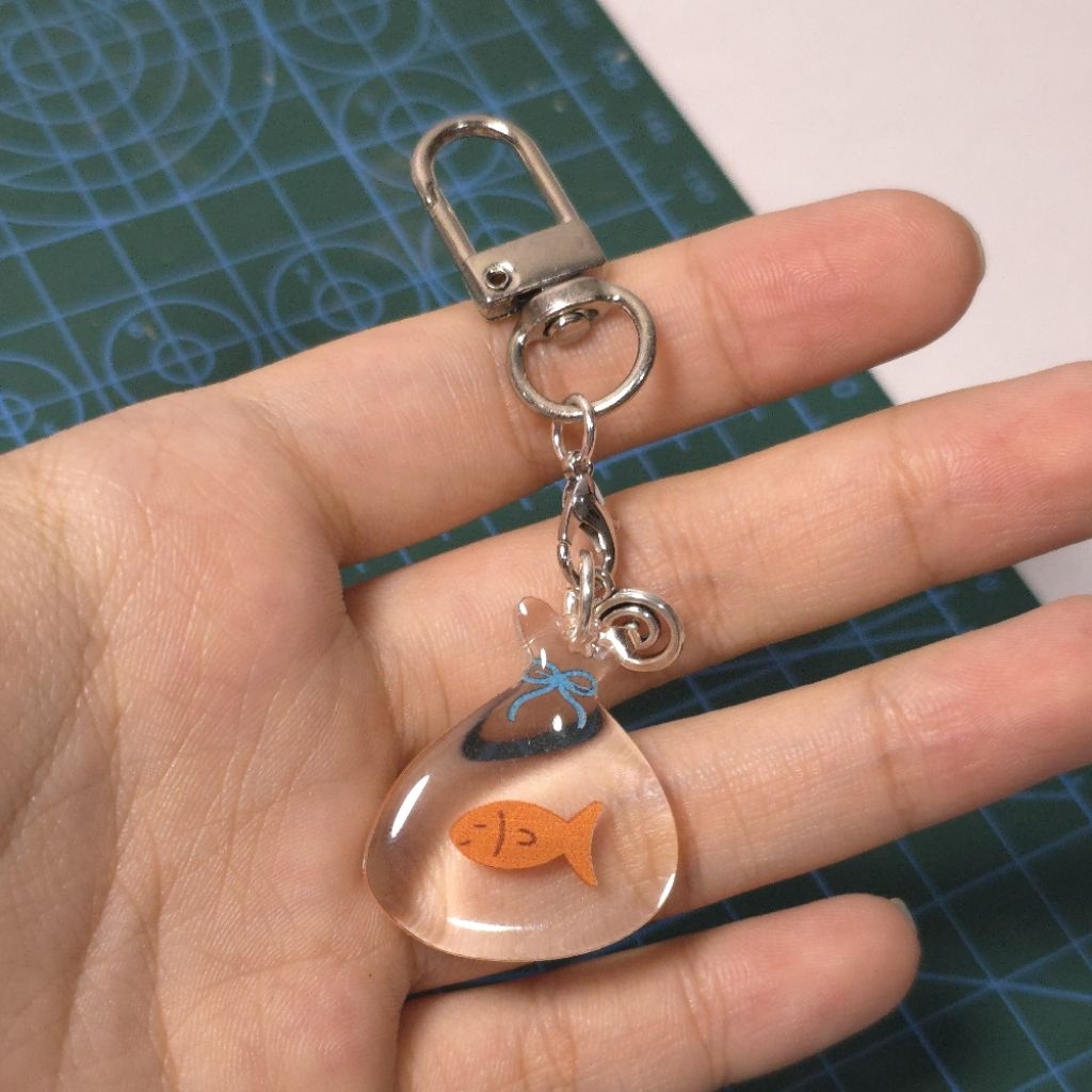 Jual Typaww — Chill Fish Tank Keychain epoxy laminated imut kawaii ...