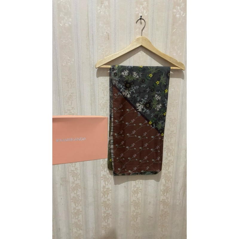 Jual preloved ria miranda scarf signature lengkap box original | Shopee ...