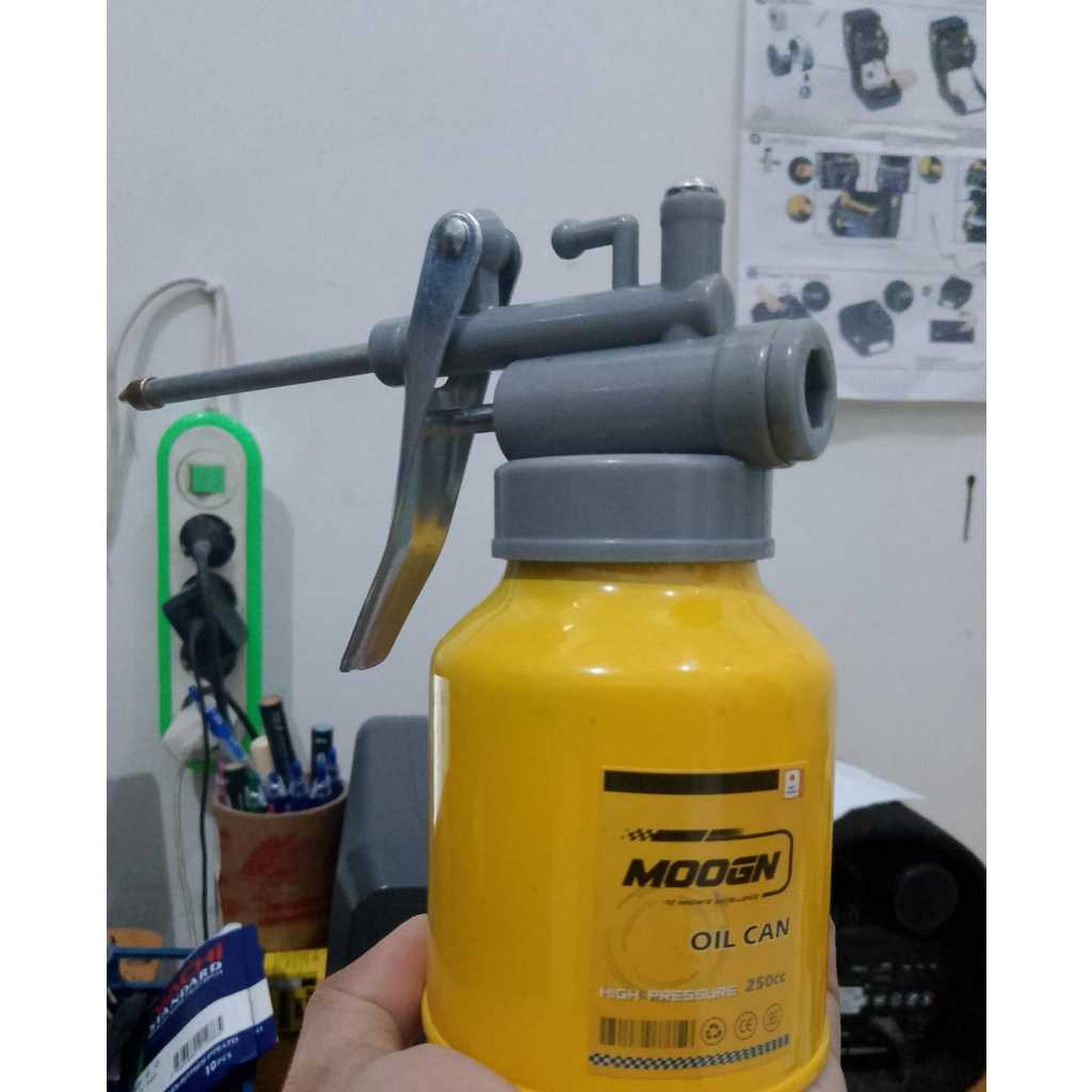 Jual OLI CAN 250 CC / BOTOL SEMPROT OLI / KALENG SEMPROT /POMPA OLI ...