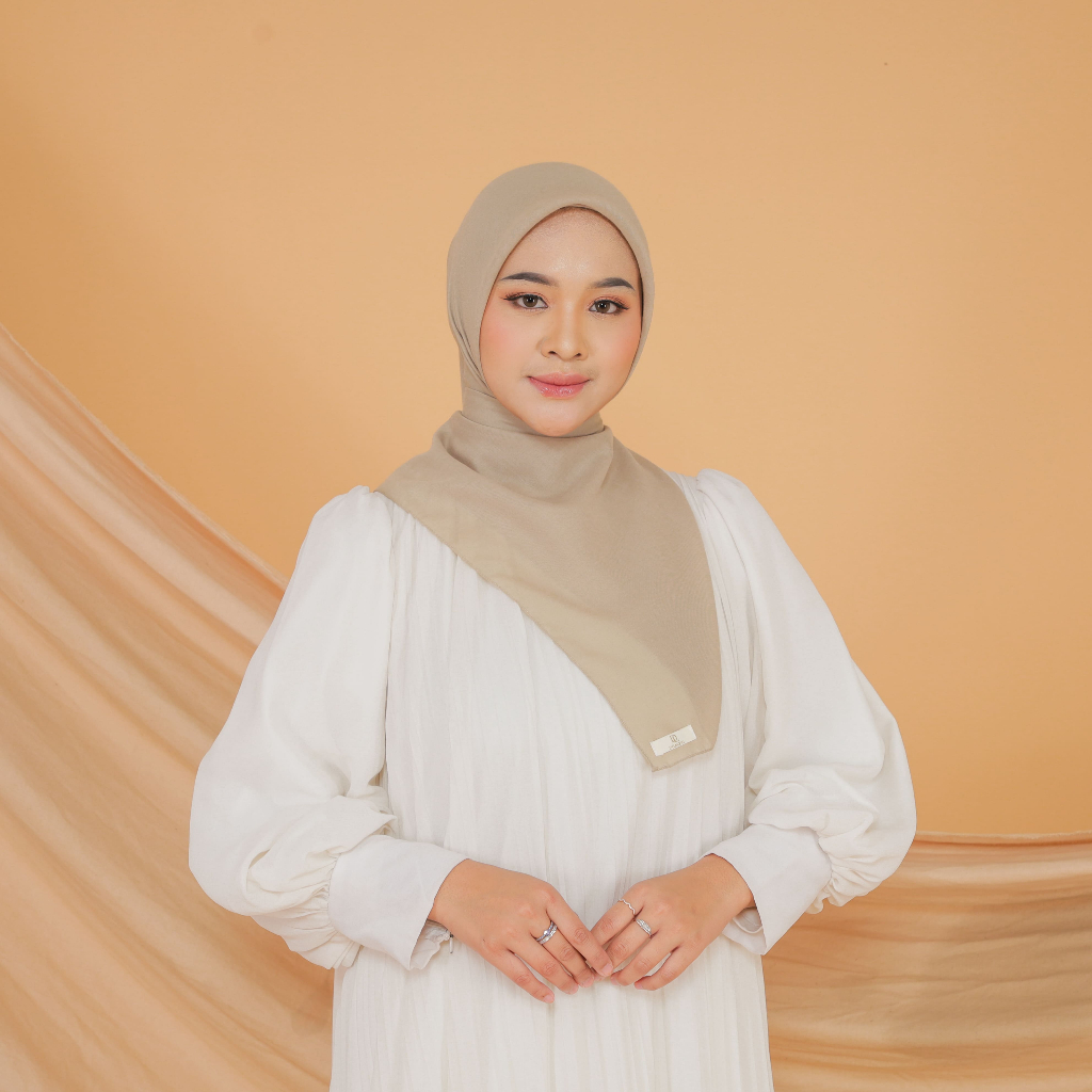 Jual Delmoon Hijab Paris Premium Khaki - Jilbab Segi Empat Polos Bahan ...