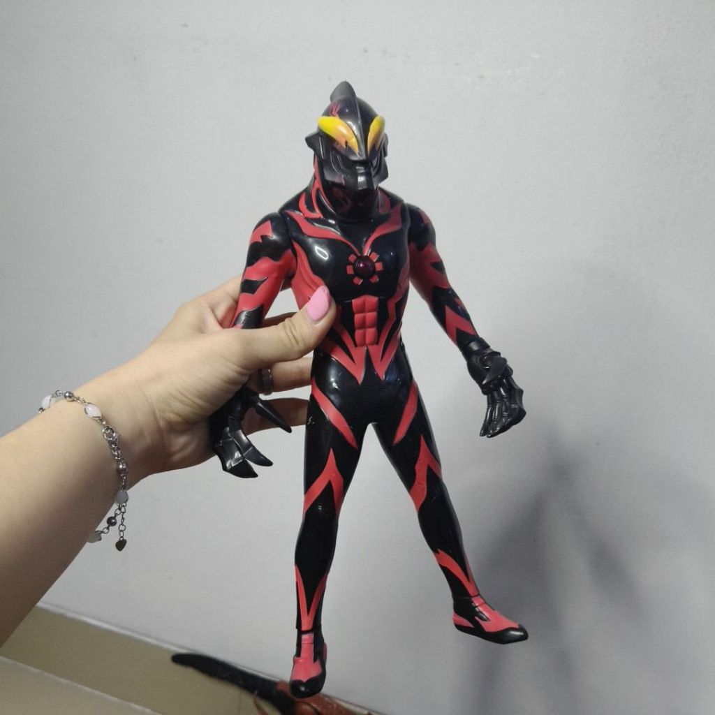 Jual ULTRAMAN VILLAIN VENOM MAINAN ANAK FIGURE REDBLACK BANDAI 2010 ...