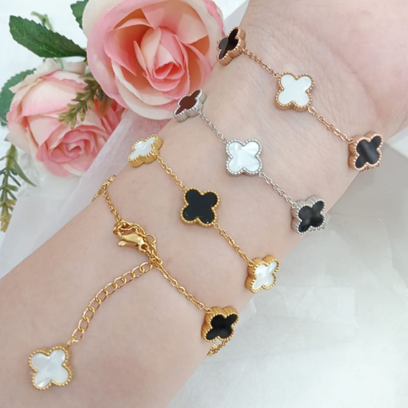 Jual gelang rantai titanium bunga clover hitam putih bolak balik ...