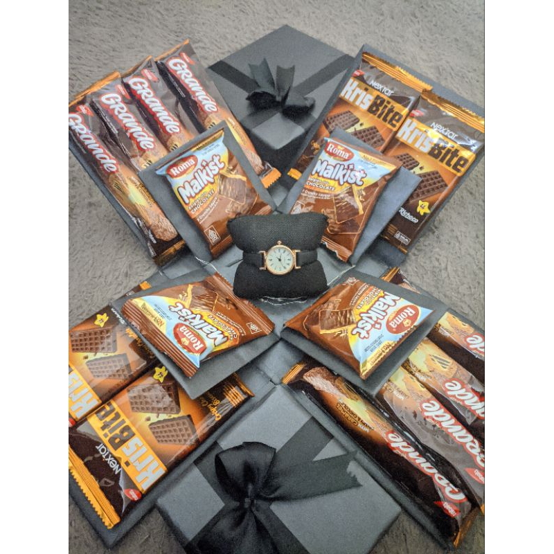Jual Kado Ultah Snack box tema hitam ukuran 16x16 dengan jam tangan dan ...