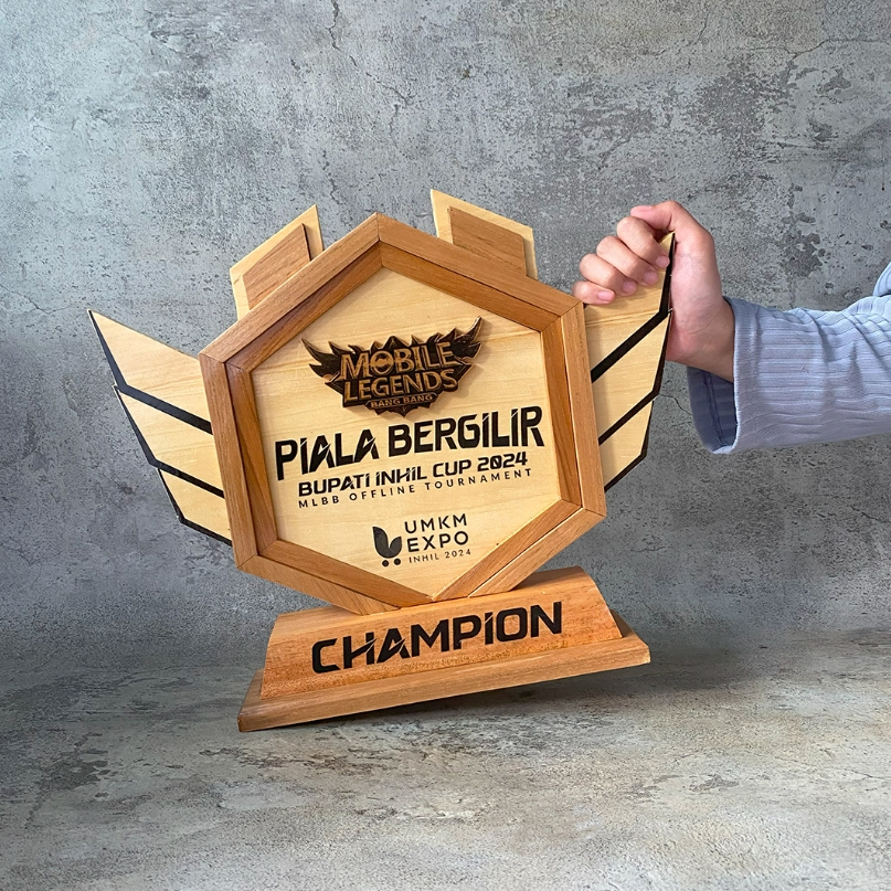 Jual PLAKAT KAYU PIALA BERGILIR MOBILE LEGEND, PIALA E SPORT KAYU ...