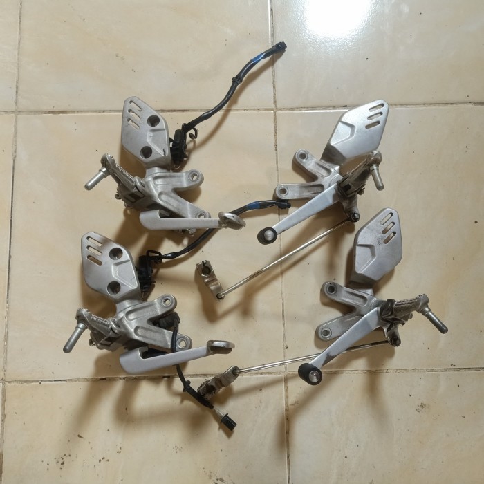 Jual Footstep Depan Yamaha XSR 155 VVA Original Second | Shopee Indonesia