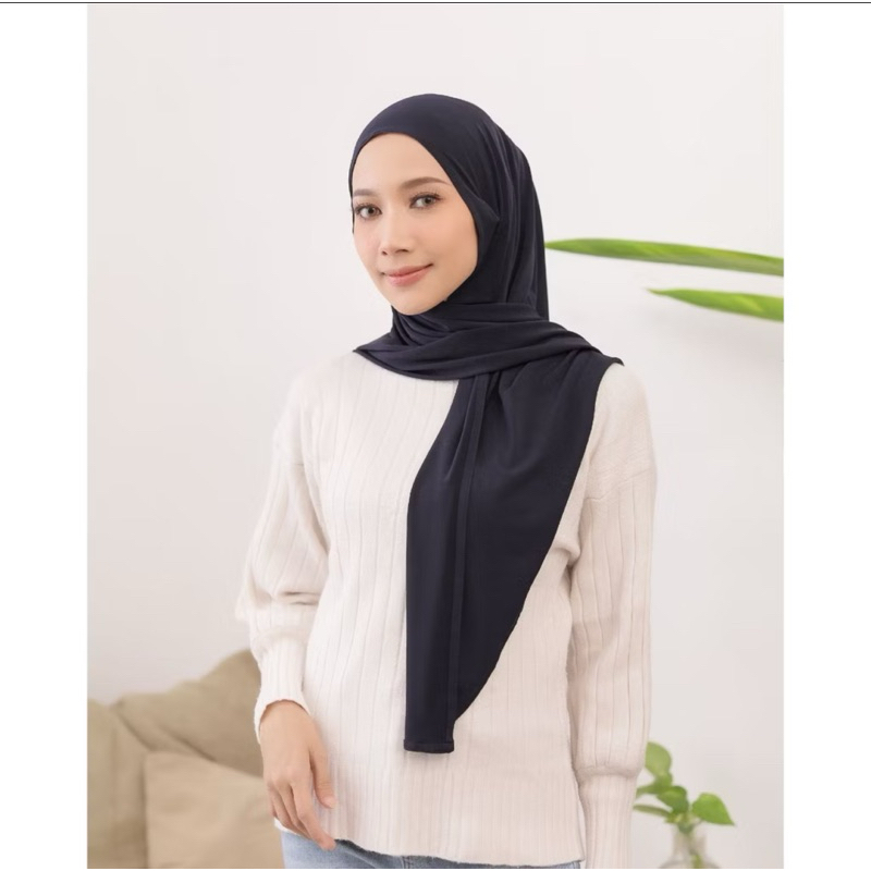 Jual kerudung instan segitiga RAINA SIGNATURE warna navy pekat (kondisi ...