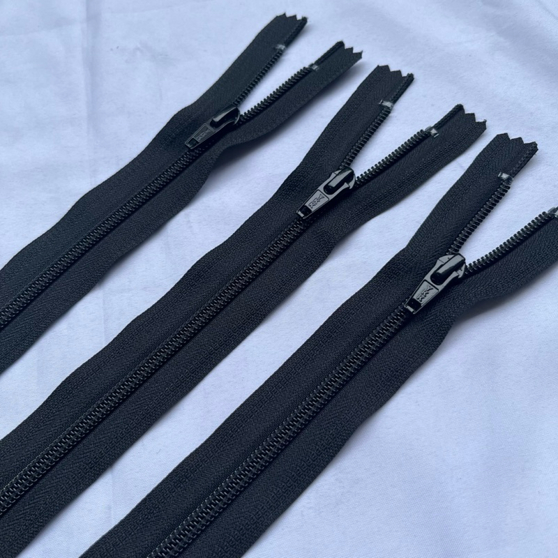 Jual Resleting Coil Normal YKK No.5, Panjang 35 CM, Warna Hitam (580) | Shopee Indonesia