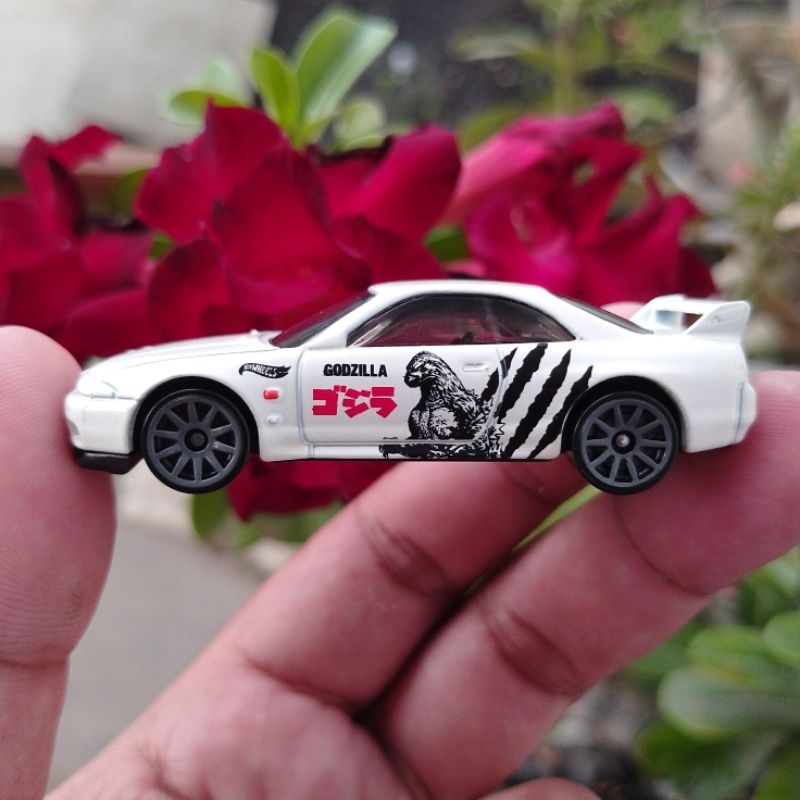 Jual Hot Wheels NISSAN SKYLINE GTR BCN R33 GODZILLA Putih loose ...