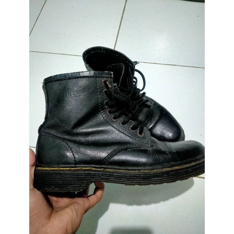 Jual sepatu docmart second | Shopee Indonesia