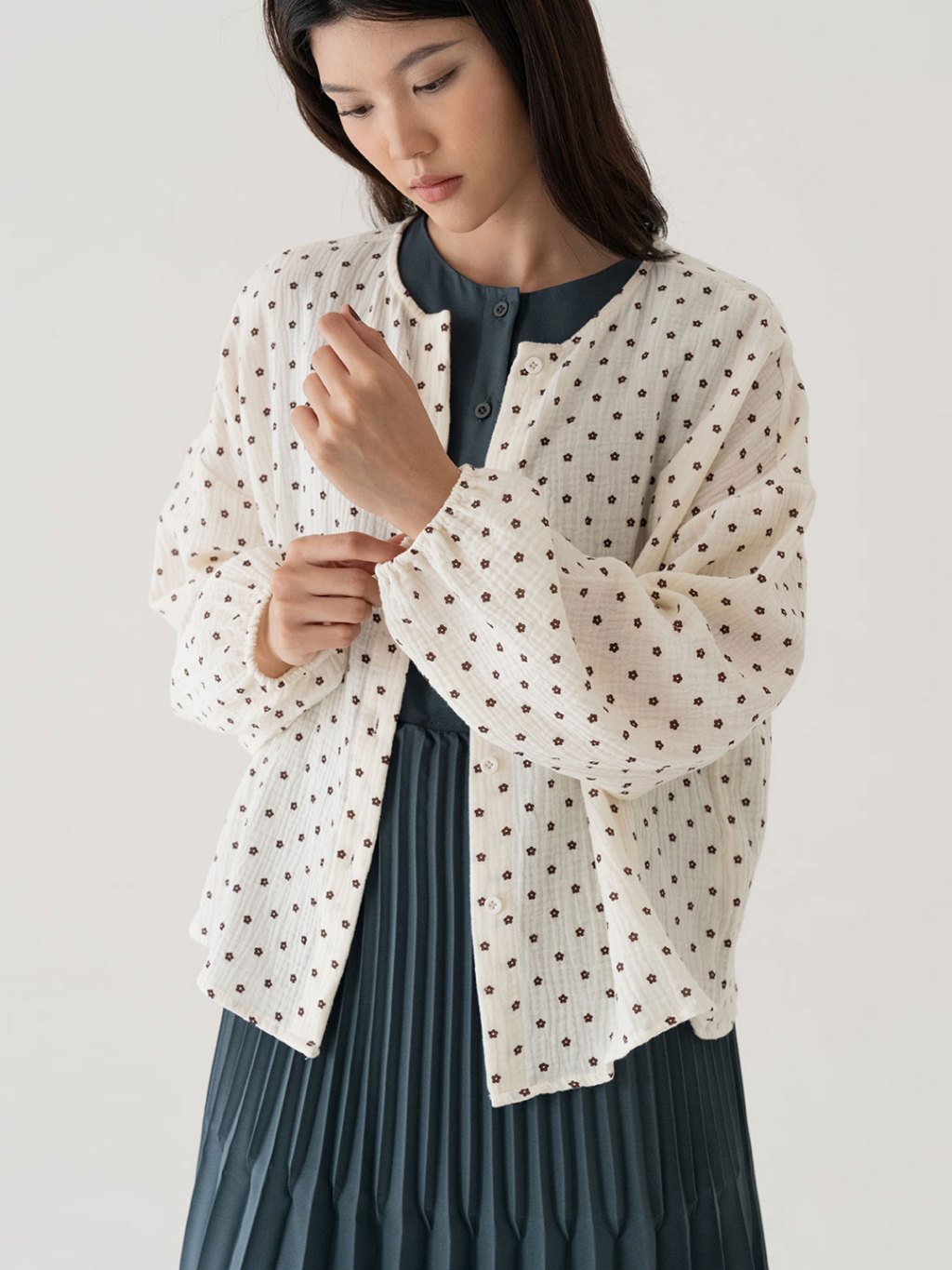 Jual InKano Ivy - Atasan wanita dengan pattern floral dan details ...