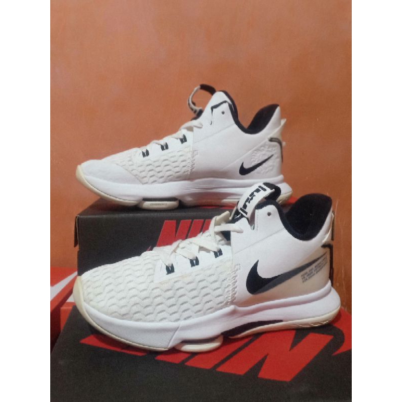 Jual sepatu basket Lebron putih size 41(second original) | Shopee Indonesia