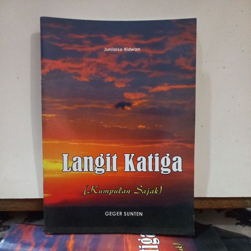 Jual Buku Sastra Sunda - Langit Katiga Kumpulan Sajak | Shopee Indonesia