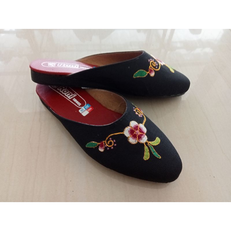 Jual Acc Padang by Roni Shoes - Sandal Teplek Sulaman Peniti Benang Mas/ Oleh-oleh dari Sumbar ...