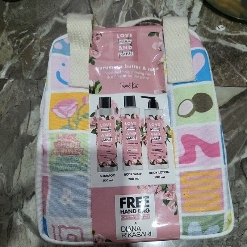 Jual Love beauty and planet Travel kit free hand bag isi 3 variance ...