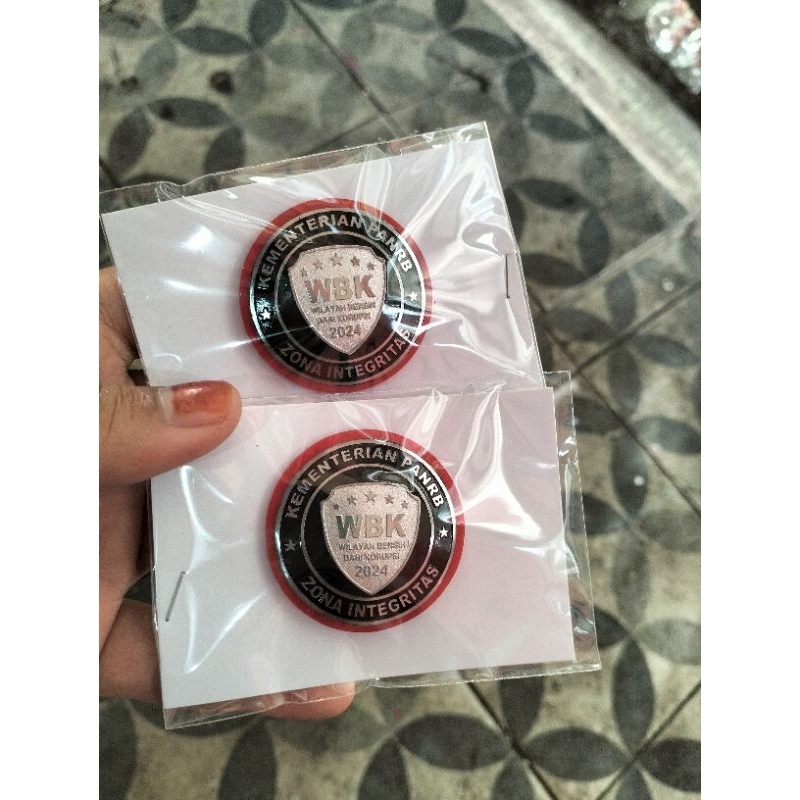 Jual pin custom wbk 2024 - 2025 alas akrilik merah | Shopee Indonesia