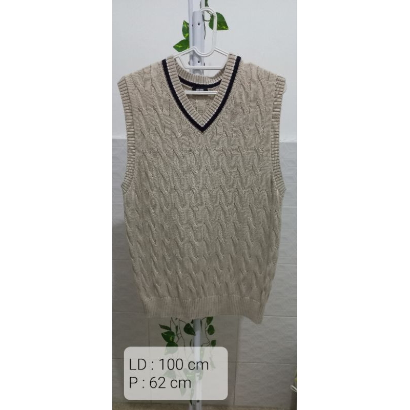 Jual Vest Rajut Academia - UNIQLO (preloved) | Shopee Indonesia