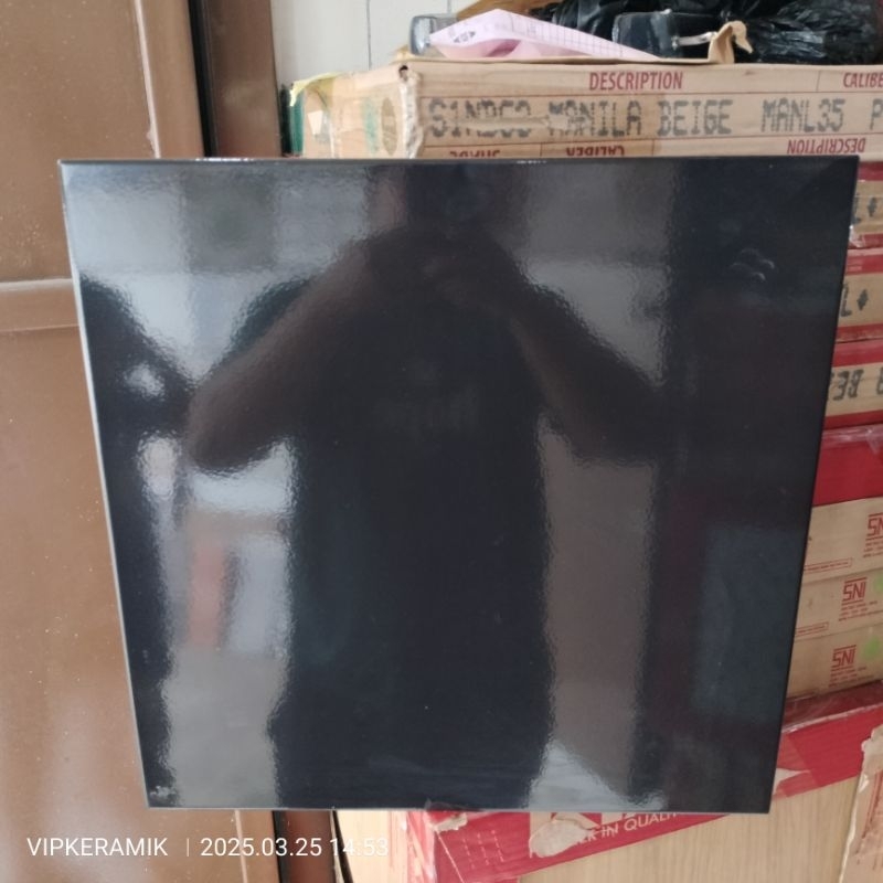 Jual KERAMIK LANTAI GLOSSY HITAM POLOS ARWANA AR 4693 40X40 KW1 ...