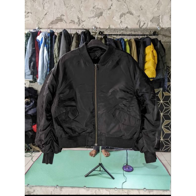 Jual JAKET BOXY CROP GLOBAL UNIQLO | Shopee Indonesia